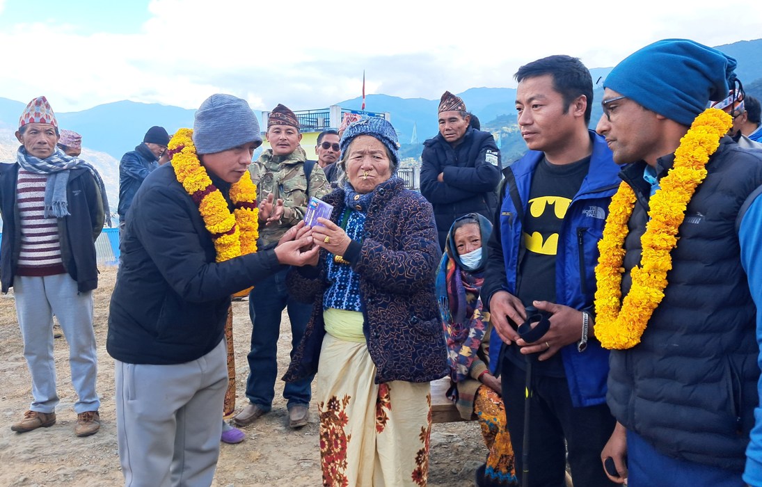 दिक्तेल रुपाकोट मझुवागढीको घुम्ती शिविरः मान्छेदेखि पशु हुँदै ...